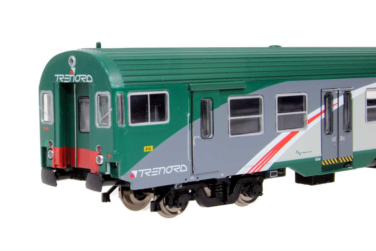 Vitrains 3145 MDVC livrea TRENORD carrozza semipilota passante 2 cl. ep ...