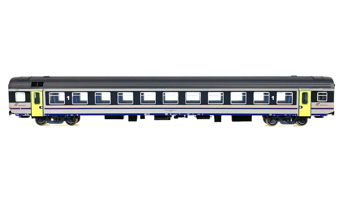 Vitrains 3292 FS carrozza MDVE di 1 cl. in livrea DTR con illuminazione ...